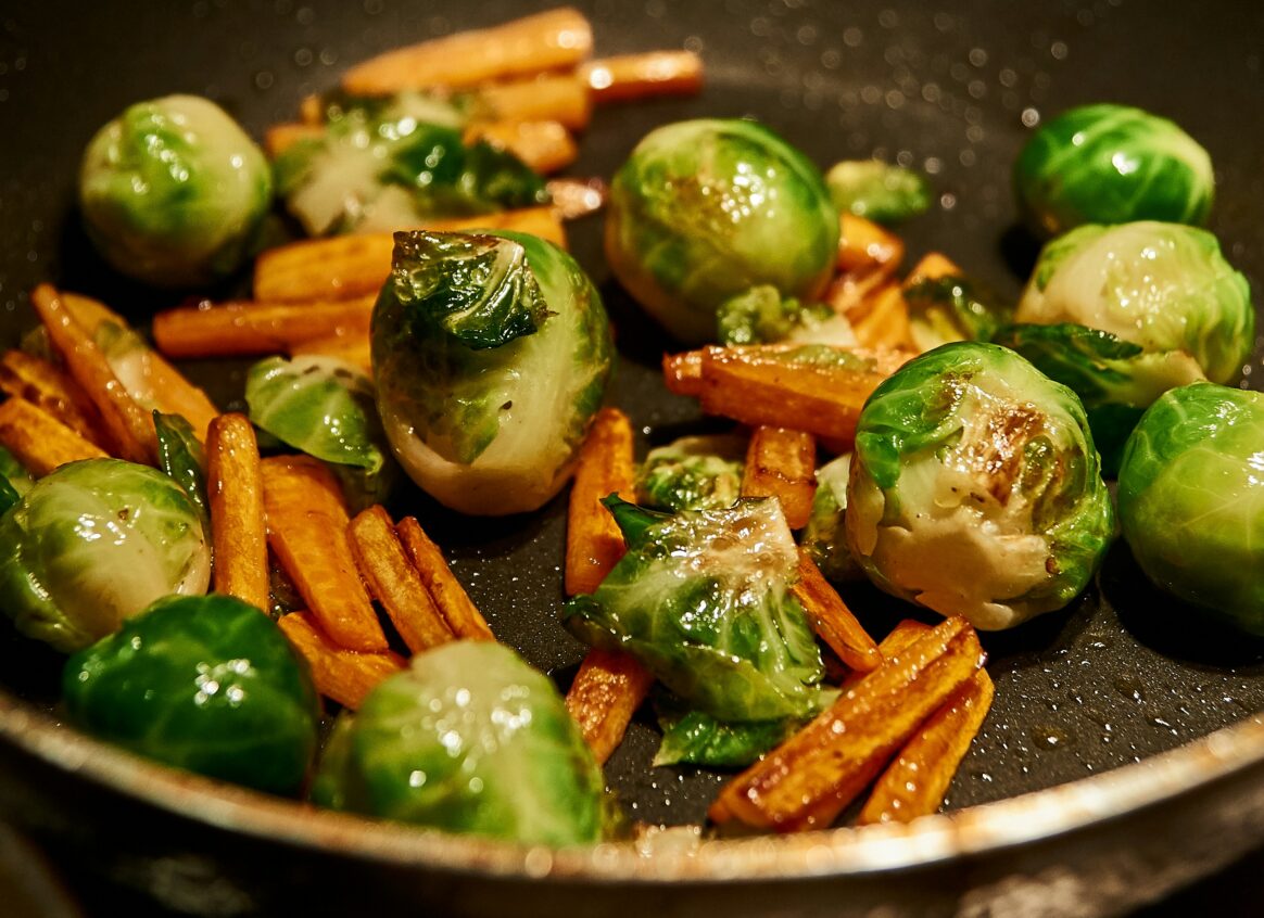 Top 12 foods to lower cholesterol (and how to eat them) | Oviva UK